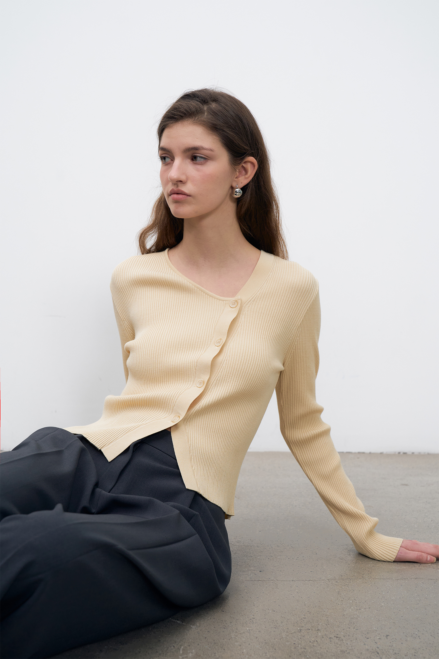 르네제이 Diagonal Button Cardigan